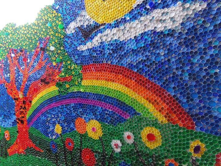 Colección de maravillosas manualidades con tapones, chapas y botellas ...